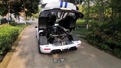 打开柯尼赛格AgeraR的机舱盖后,这一切都是那么的梦幻!