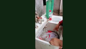 用洗衣机洗衣服时只需简单一步,衣服就不会缠绕在一起