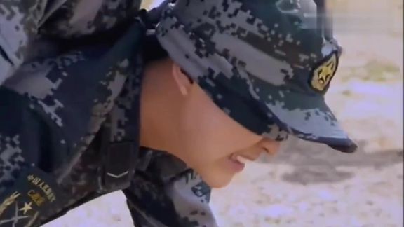 麻辣女兵:小米被蒙眼进行死亡爬行,全场轰动,旅长一旁都被震撼