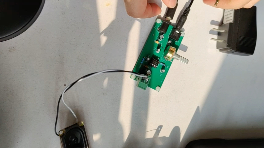 高效率音频功率放大器 指标:电源电压5V,3dB带宽不少于300Hz至3400...