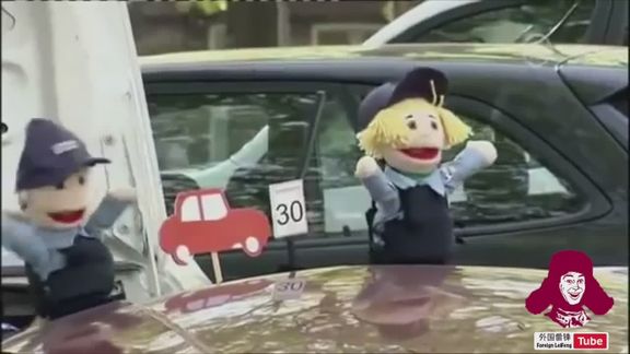 「搞笑」路人超速开罚单,警察叔叔戏太足,看完有惊喜