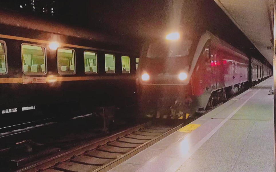 K1352次列车驶入兰州站,1D102牵引