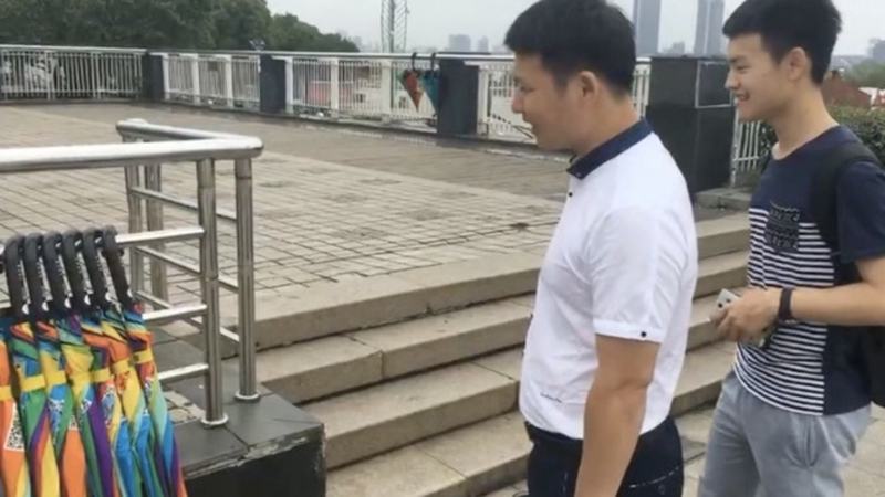 共享雨伞现身街头,市民吐槽很差劲