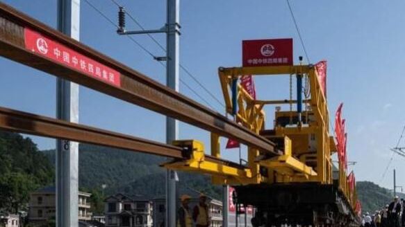 国内首套无砟轨道智能铺轨机组在张吉怀高铁建设中成功运用