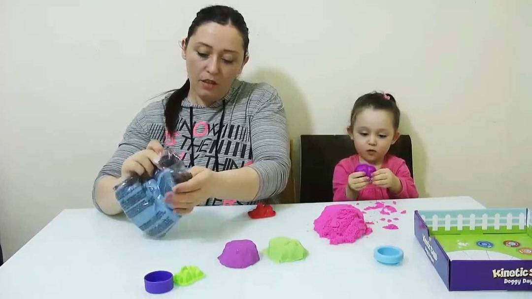 小萝莉和妈妈用各种颜色的黏土来制作不同的模型