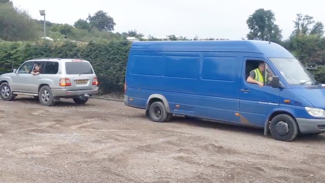 丰田越野车对上箱式小货车,看看他们哪个更强