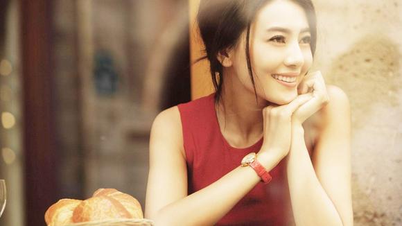 终于懂了:女人为什么要把手表戴左手上?戴错了就尴尬了