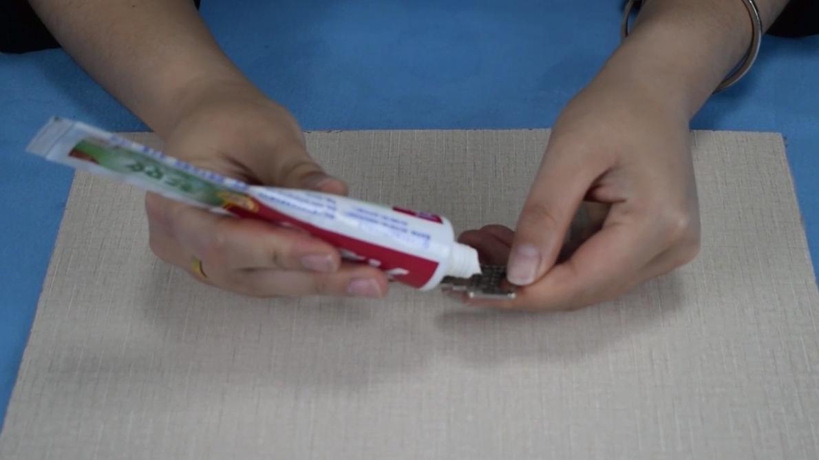 家里钥匙生锈打不开门,教你一招你只需要用牙膏这样做就行了