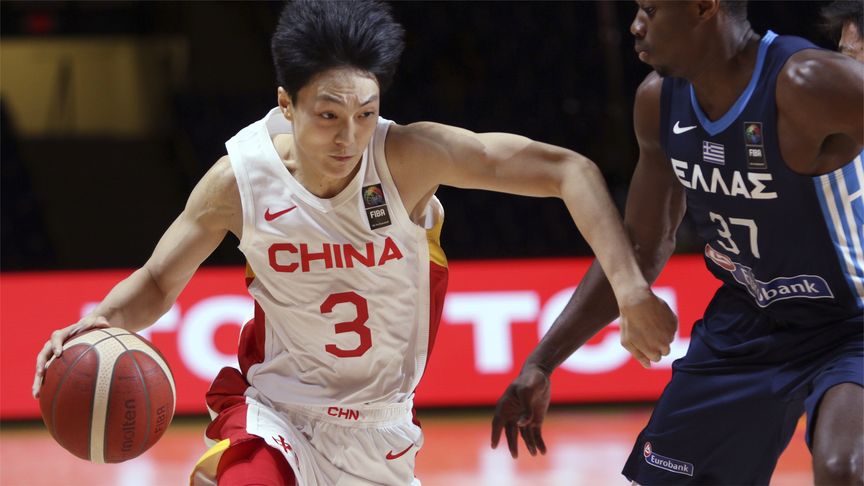 惨败希腊!中国男篮37年来首次无缘奥运,胡明轩16分周琦五犯离场