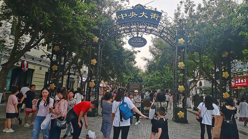 实拍哈尔滨中央大街，全长1400米，走了50分钟，人山人海！