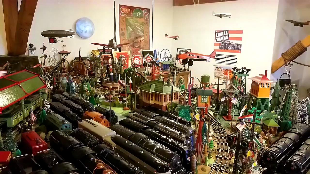 做的非常复杂的实景铁路模型 不光有能跑的火车 天上还有飞机