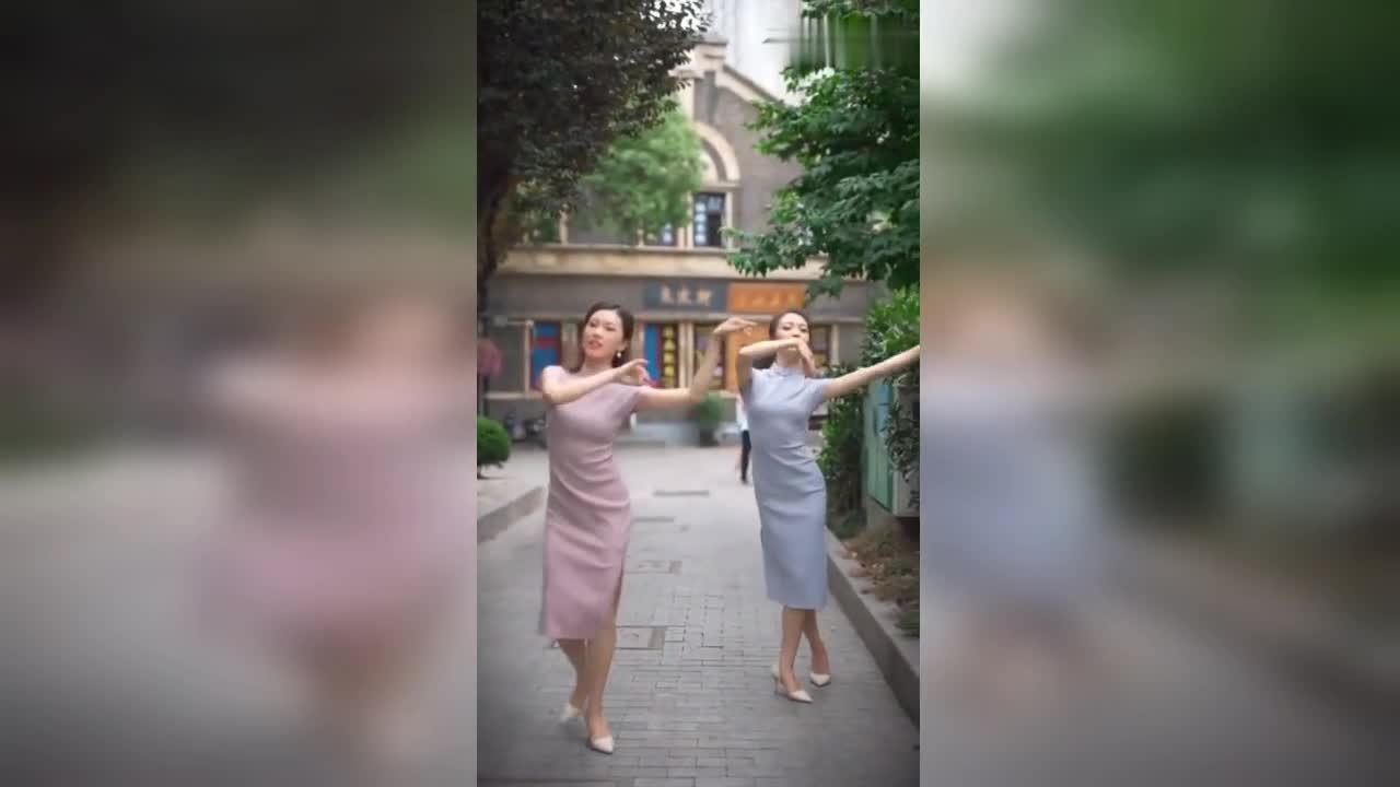 旗袍秀:两个有气质的姑娘,穿着旗袍带来一小段舞蹈!