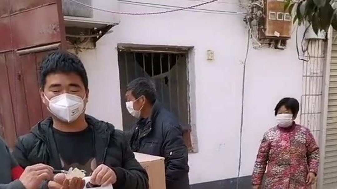 为双楼村父老乡亲926户村民发放84消毒液和喷壶,洗手液!