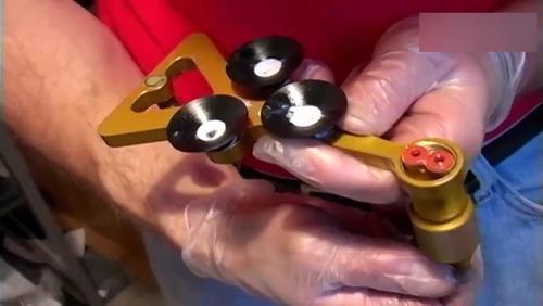 看老外如何修复裂开的汽车玻璃,完全看不出痕迹,太神奇了