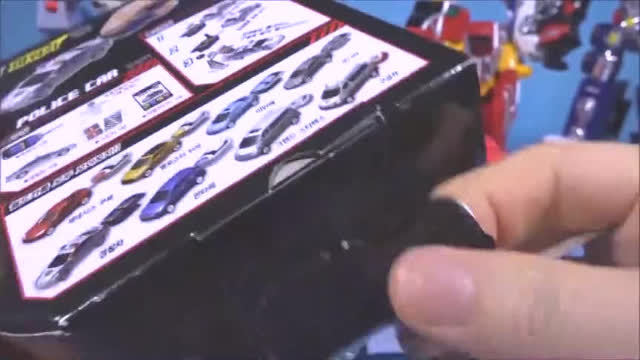 新玩具到啦,是辆可爱的警车小模型,看着可真酷啊!