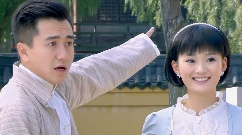 儿子急忙跑来,告诉母亲看到跟自己一模一样的小伙,母亲一听慌了