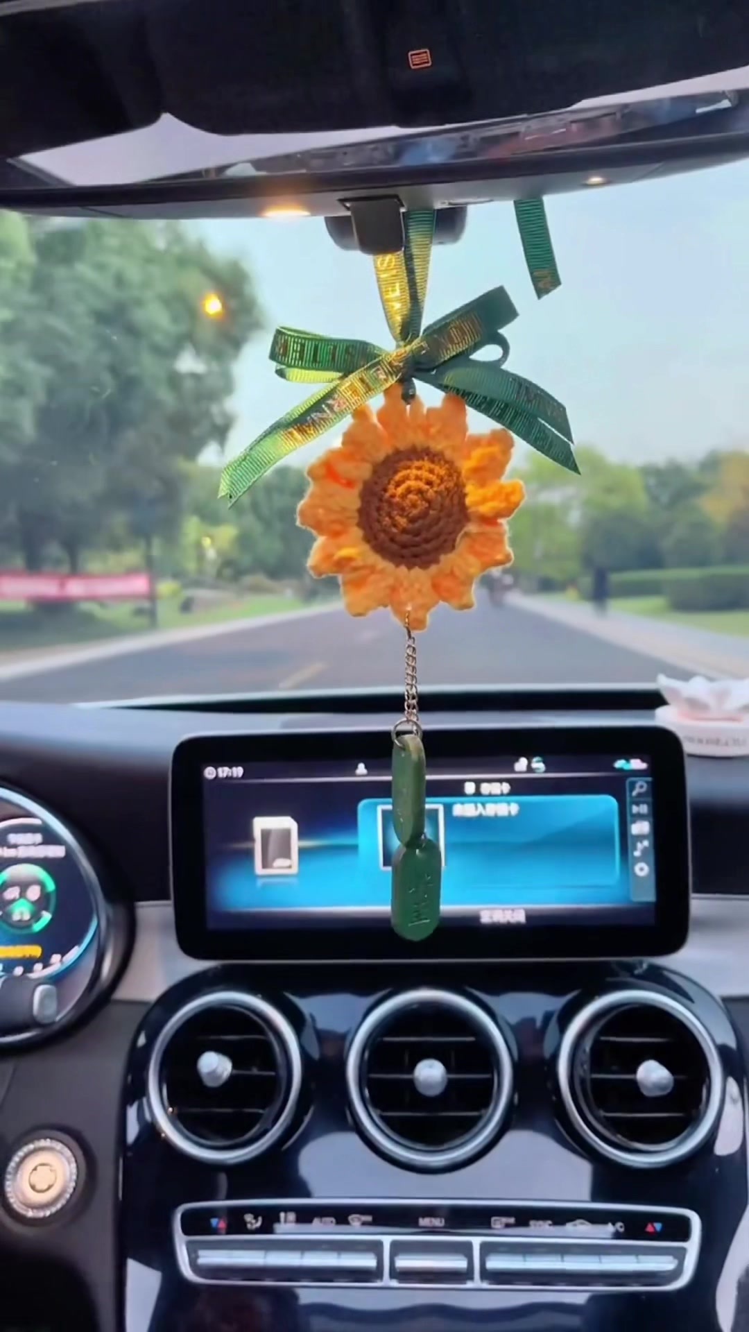 给心爱的人车里挂上这个向日葵挂件吧,真的好好看,寓意也很好#汽车好...