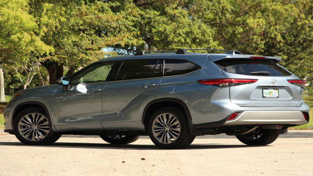 中型SUV中的标杆车型!车长4965mm,带2.5L油电混动和电控四驱