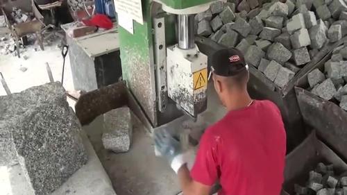 外国佬发明的石头切割机,切石头像切肉一样飞快,做起事情来事半功倍!