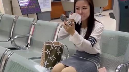 女子去银行办事,都无法通过人脸识别,当场卸妆后就审核通过!