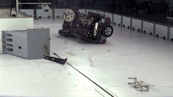 意不意外?牧马人在IIHS碰撞测试中翻车视频刚刚放出!