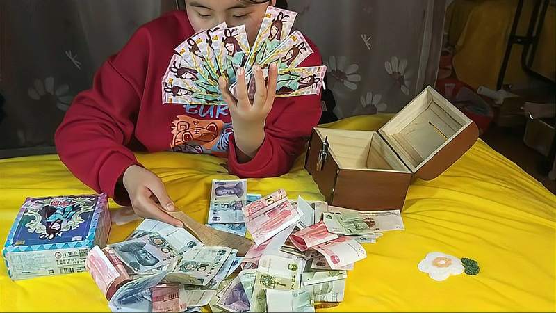 张小于拆10包叶罗丽卡牌,挑战铲钱游戏,这次又赚大了