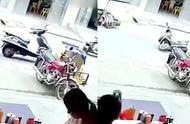 路边电动车无人驾驶启动 旁边骑行大爷无故被撞倒在地