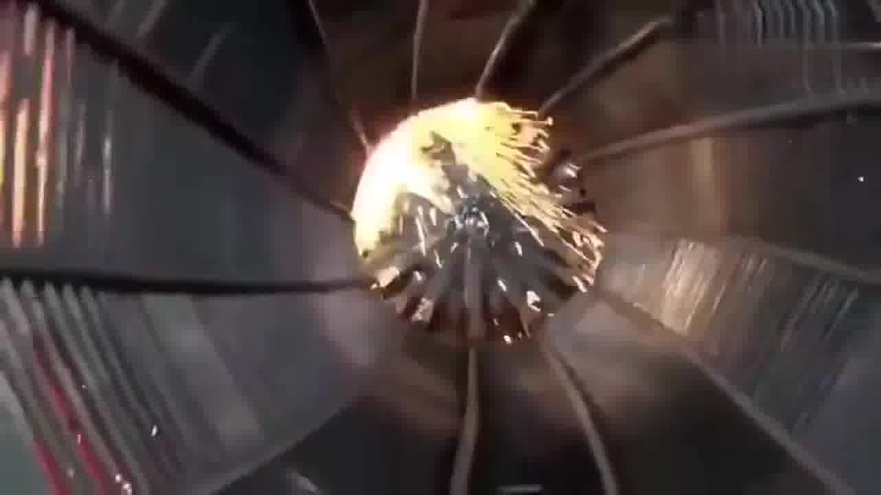 了不起的中国制造,钢筋放进去,没多久钢筋笼就做好了