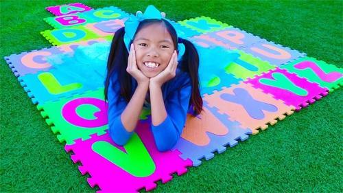 外国小女孩,利用趣味小游戏,教大家认识字母,快来一块学习吧。