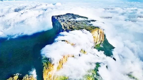 “世界尽头”的山峰,365天雨水不断,山顶都是水晶但不能带走