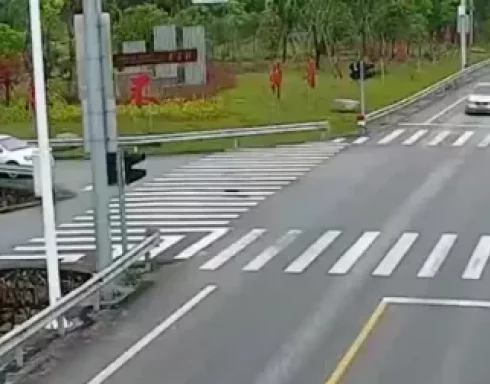 2019年4月28日全国实拍车祸合集:逆向强行超车酿惨祸