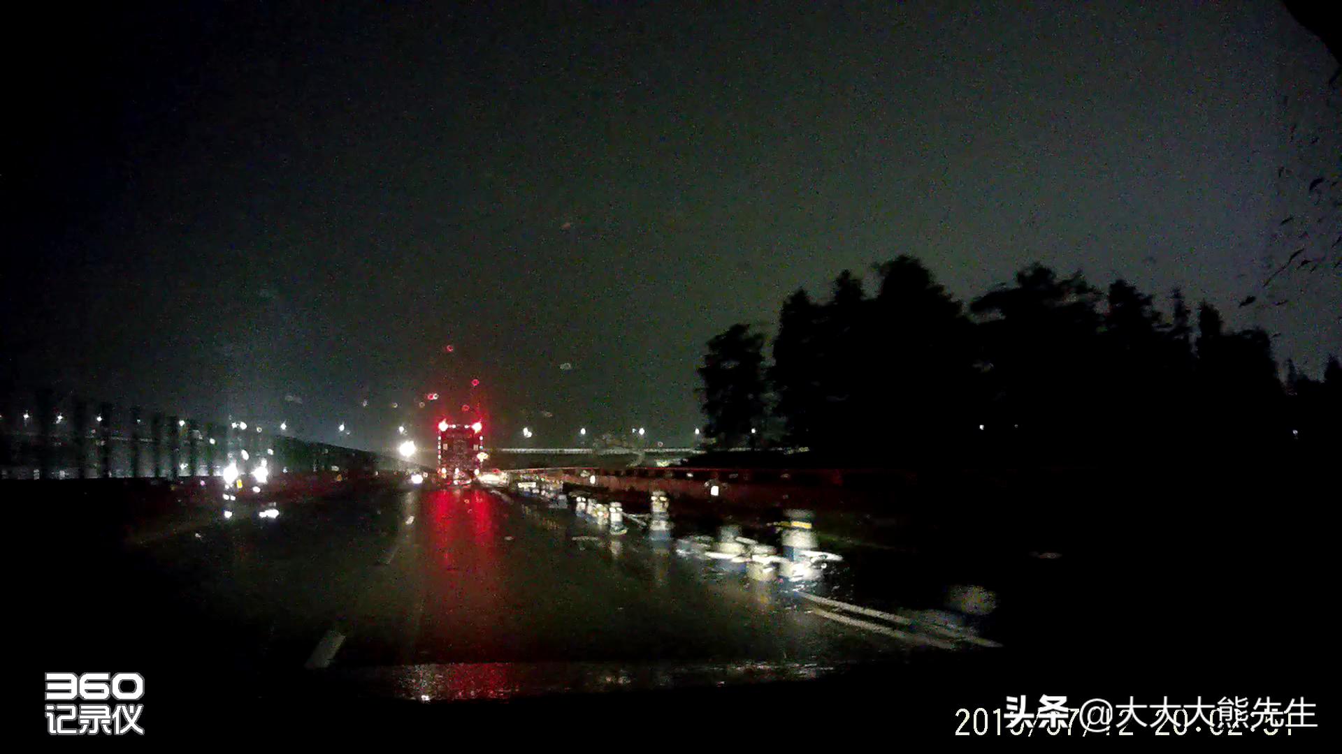 雨天出行要注意安全,被逆行的电动车吓死了 [祈祷][祈祷]