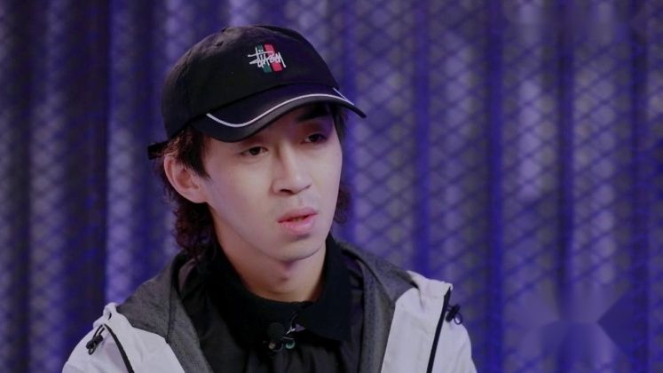 街舞:王一博的反差萌也太搞笑了,居然玩跳舞机扭伤脚,可怜好笑