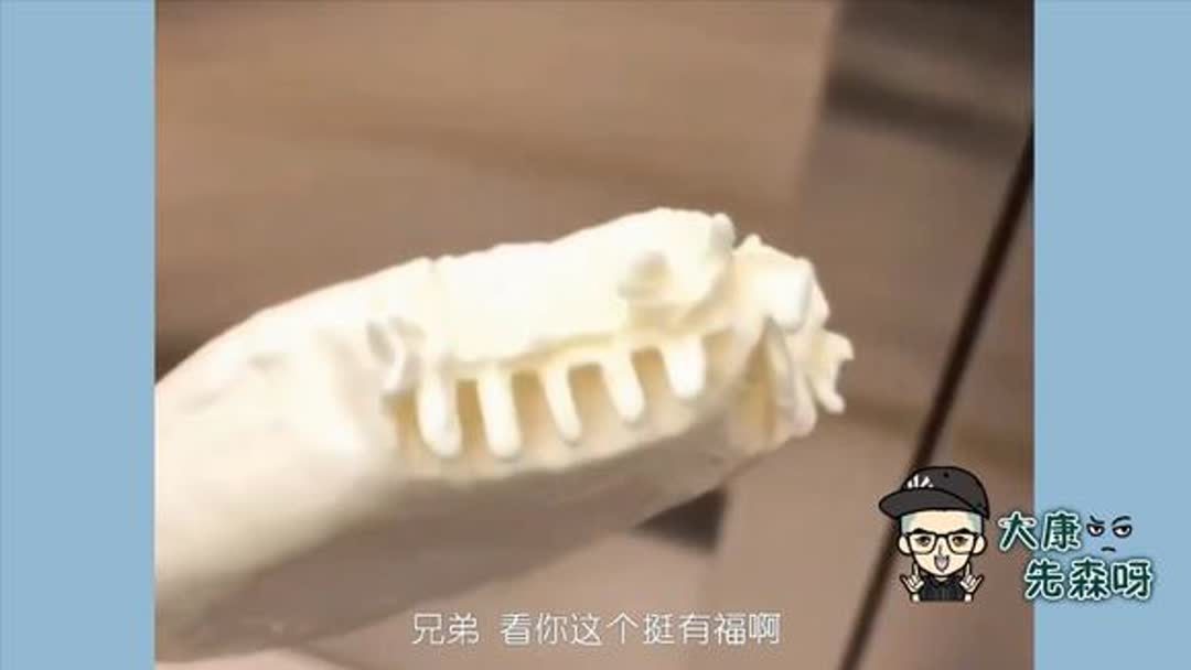 这要是被你咬一口都不好缝啊,吃个雪糕都能被你咬出来花边
