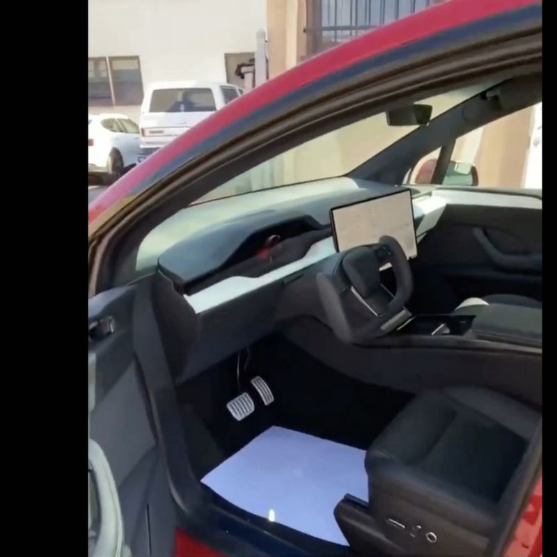 配轭式方向盘 新款特斯拉Model X内饰谍照 近日,有海外网友在社交...