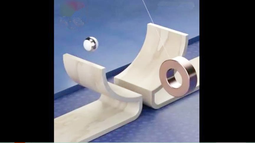 滚动的小球精准穿越摆动的圆柱