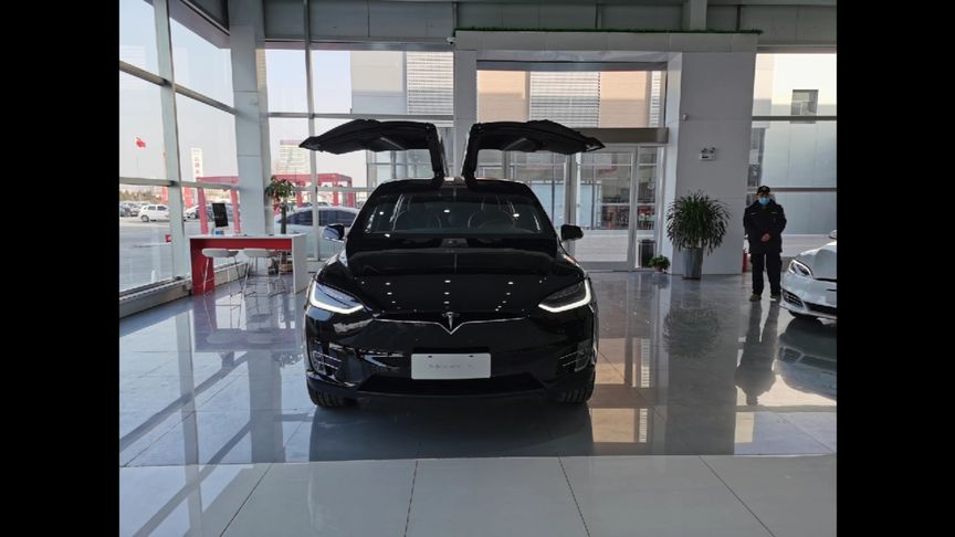 特斯拉纯电动汽车现在掉价很多,这车做床车自驾游行不行啊?哈哈