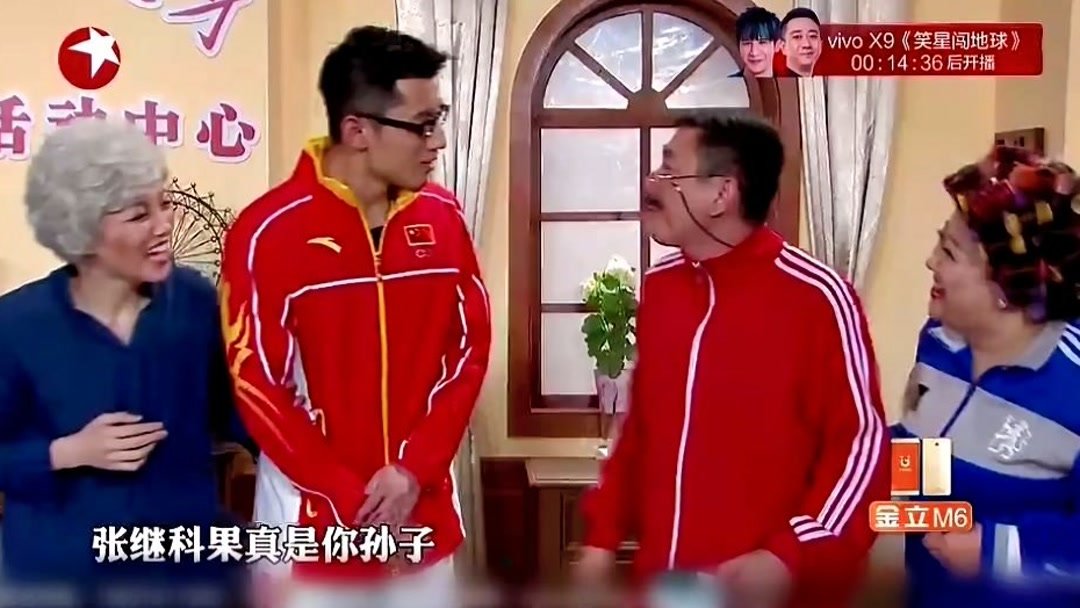 老年人活动中心处,一群老年人做运动,爆笑不停!