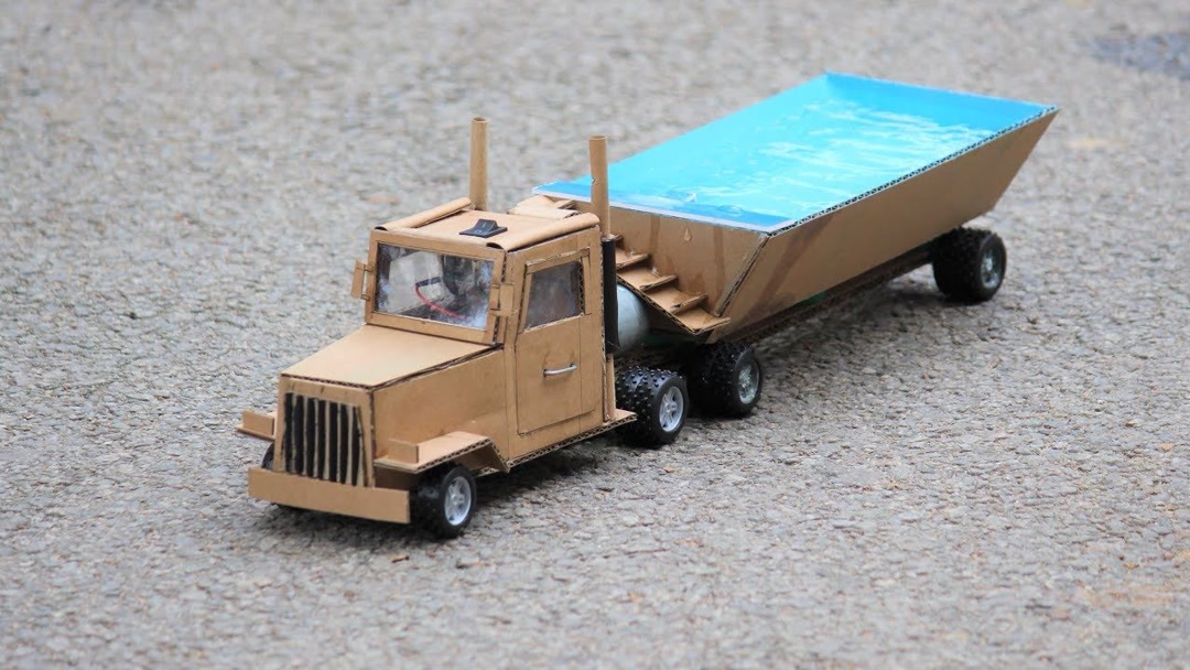 让你大开眼界,牛人用纸板制作卡车,还能运输东西。