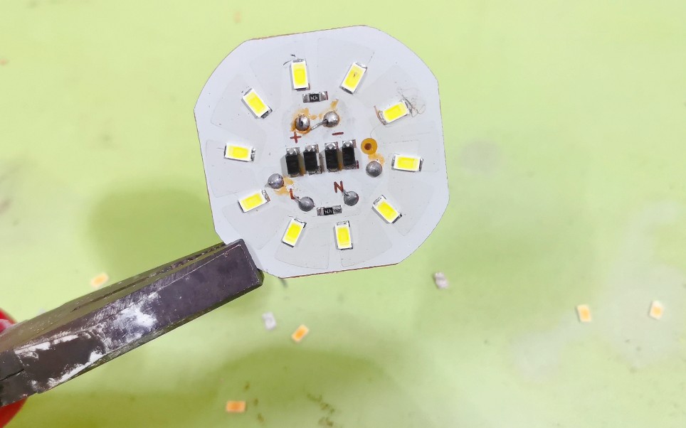 怎么用热熔器取LED灯珠?方法居然这么简单,灯珠自己就掉下来了