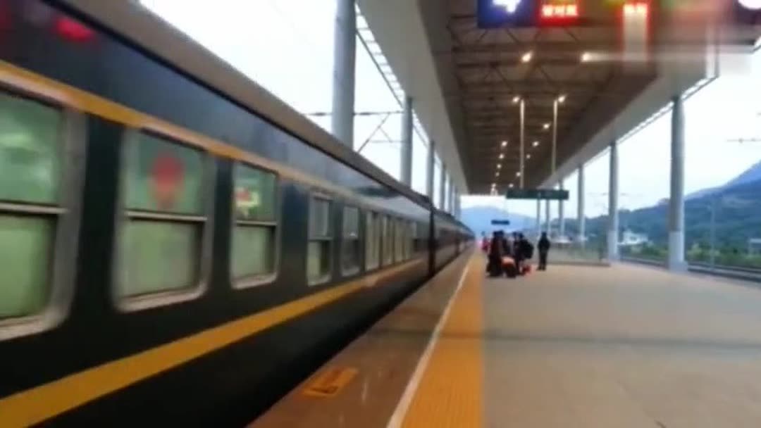 全程41小时运行2400公里厦门至昆明K230次列车进漳州站