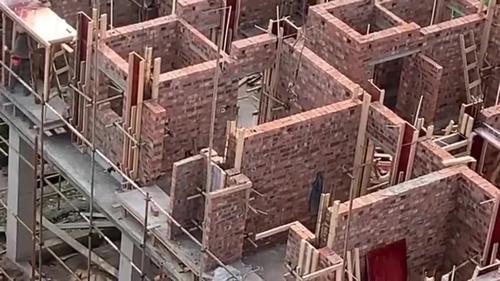 过一两天打构造柱,也不知道是谁设计的图案,施工起来这么困难