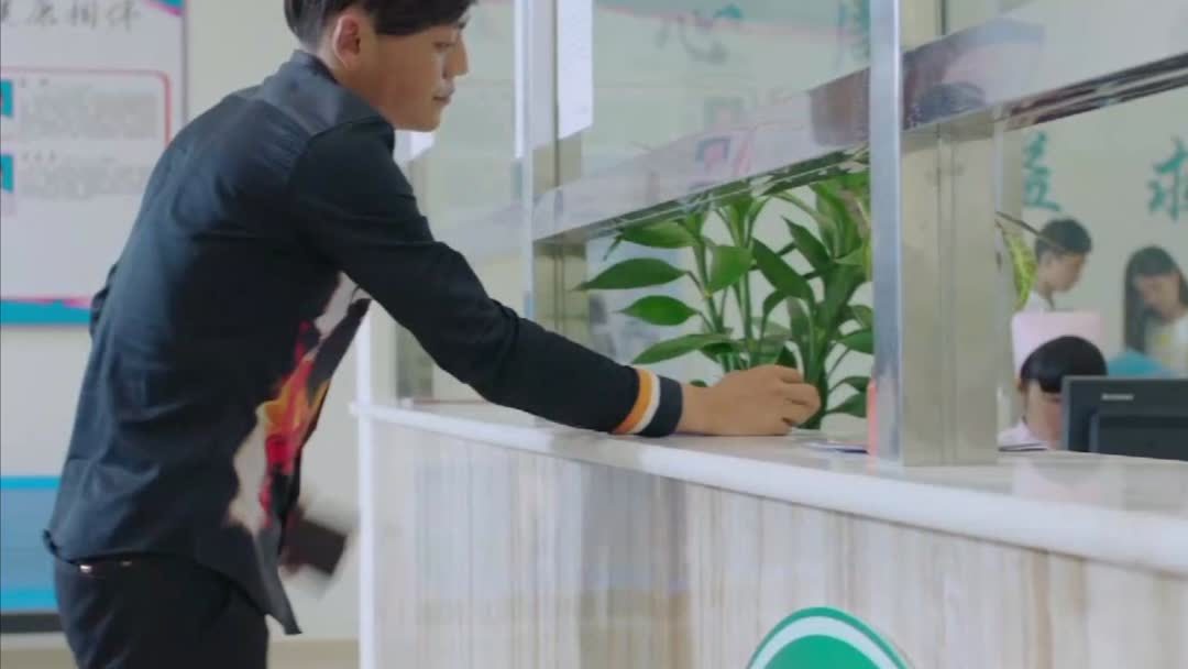 热血尖兵:新兵没钱交医疗费,部队兄弟得知后,二话不说把钱交了