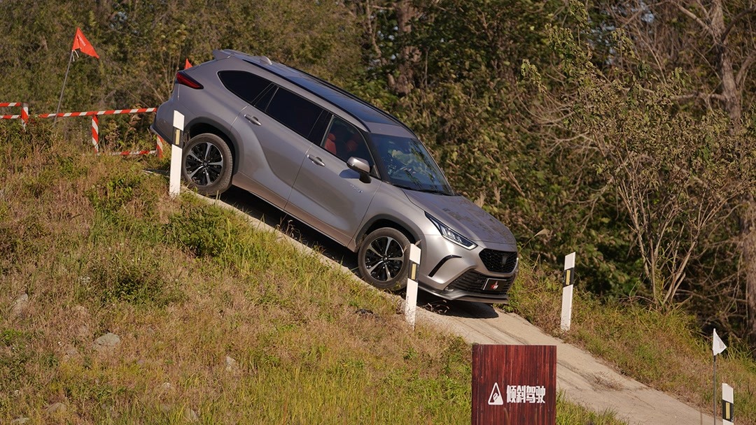 非铺装也能闯 大壬场地试驾皇冠陆放