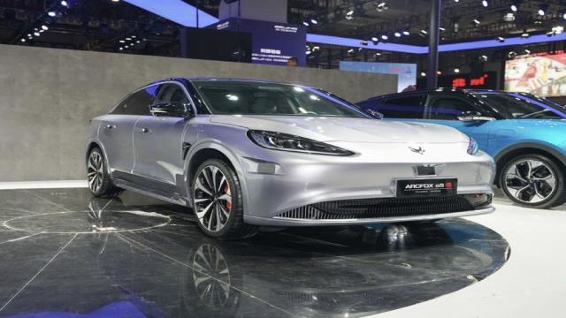 【华为"黑科技"加持,极狐阿尔法S HI版量产验证车下线】