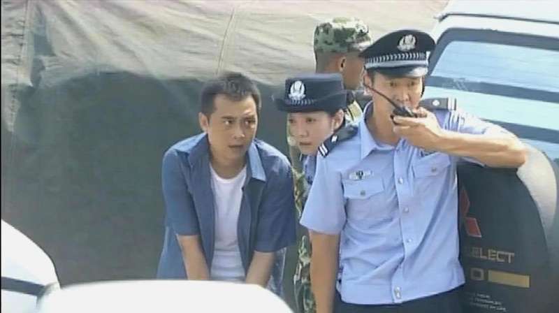 电视:大毒枭正在交易,不料被缉毒队长带队包围,上演警匪火拼!