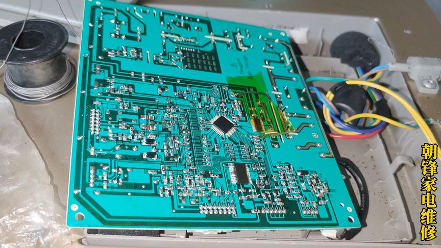 电冰箱制冷效果差,飞了一条线拯救主板,客户少花300修理费