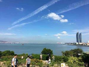 蓝天的时尚街拍穿搭 