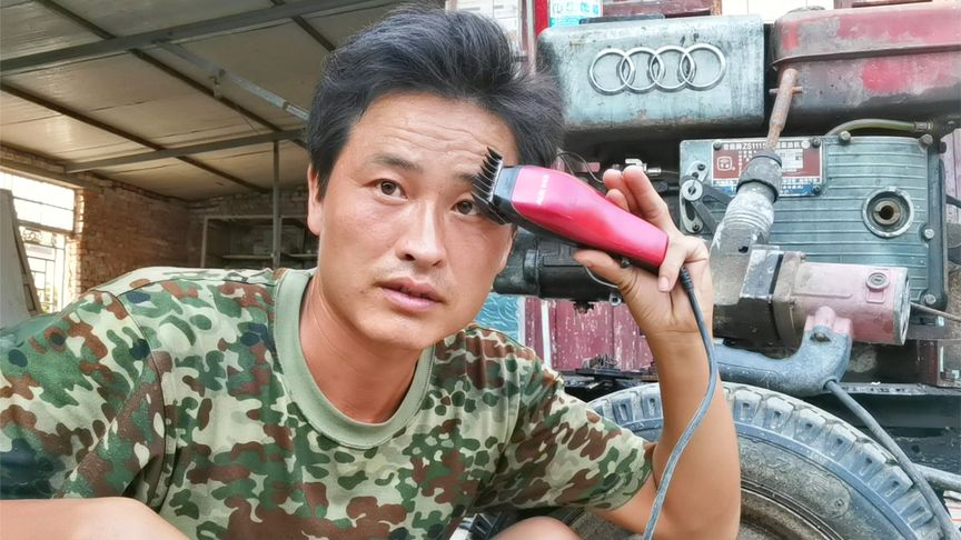 小伙在废品站捡漏电推子,回来给自己设计发型,剪到一半工具坏了