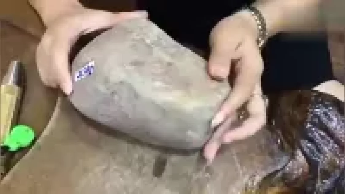 今天决定将杨梅皮翡翠原石切开,赶紧来围观,看看是涨还是垮了呢